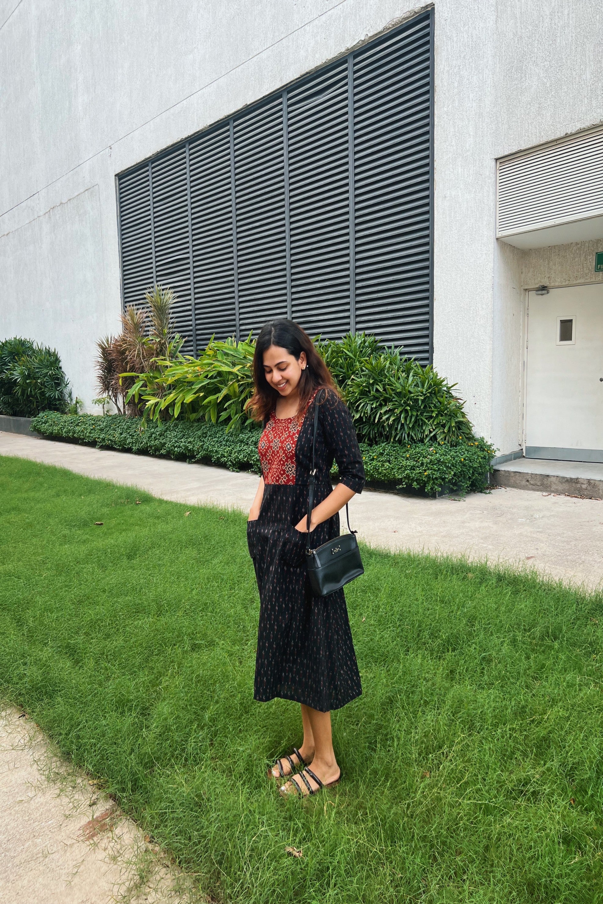 Taara-Black and Red – Pasha Studio